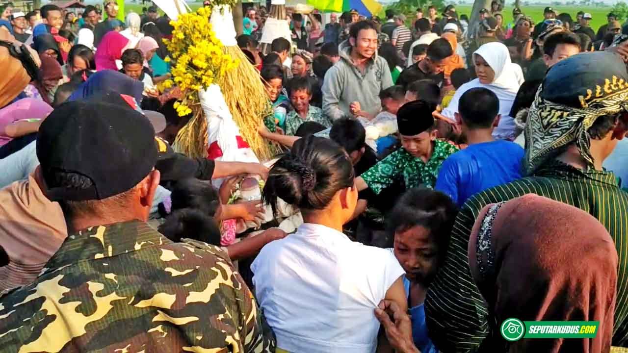 Ribuan Warga Undaan Lor Berebut Gunungan Apem di Makam Mbah Gareng