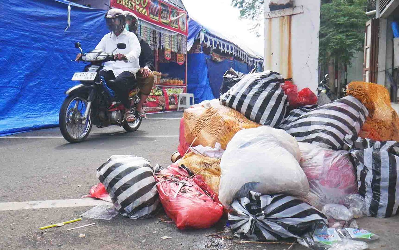 Warga Keluhkan Sampah Dandangan Menumpuk dan Tak Segera Dibersihkan
