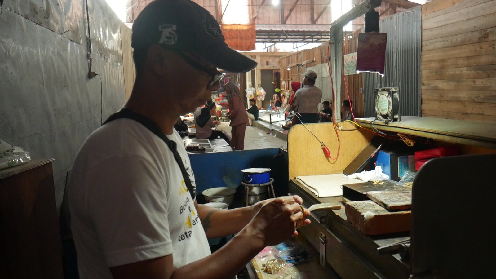Mulanya Iseng Belajar Patri Emas, Lapak Muji Kini Jadi Jujugan Warga