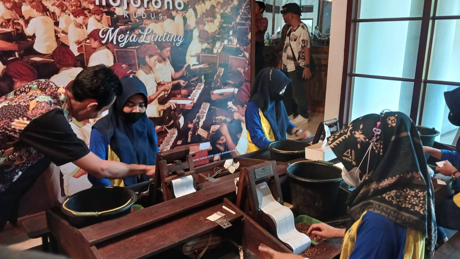 PT Nojorono Hibahkan Set Alat Giling Rokok Antik ke Museum Kretek