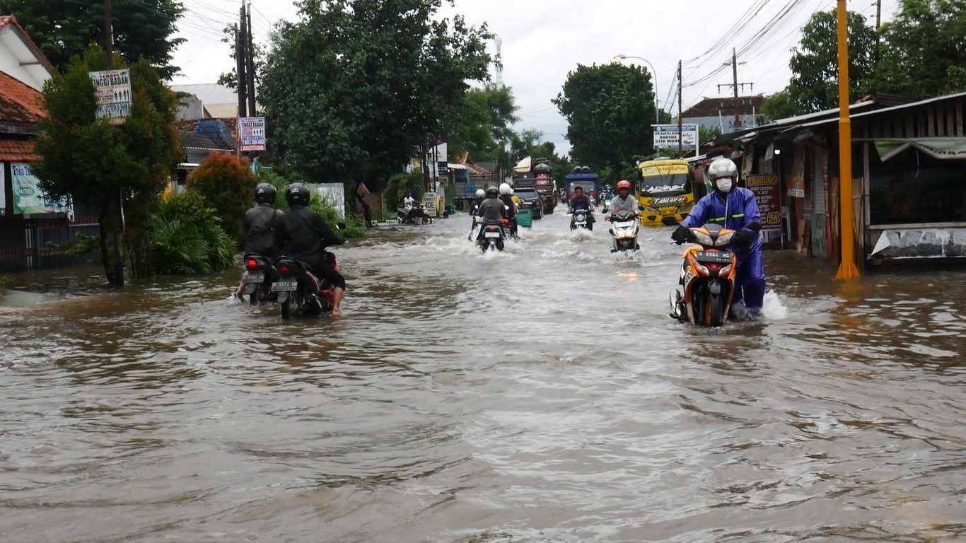 Banjir, Budi Rela Dorong Motor 1 Km di Jalan Kudus-Purwodadi Agar Tak Mogok