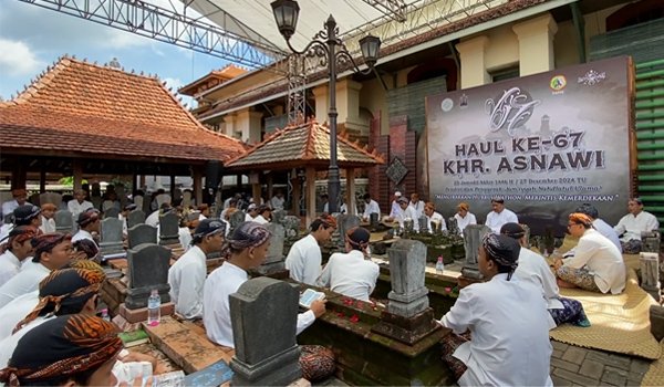 Haul ke-67 KHR Asnawi, Ribuan Santri Qudsiyyah Baca Al-Qur’an 67 Khataman