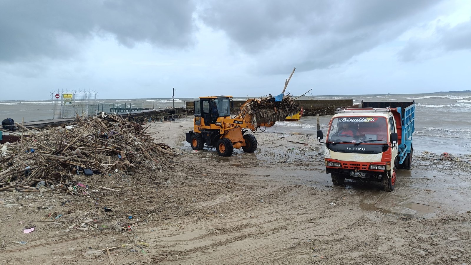 Pantai Teluk Awur Jepara Penuh Sampah