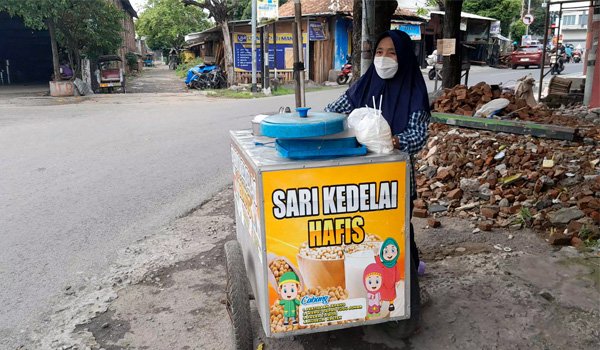 Sari Kedelai Rusmini, Kesegaran Alami yang Laris di Pagi Hari
