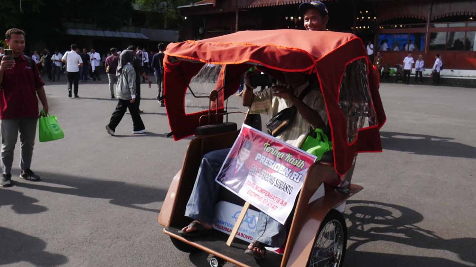 Presiden Prabowo Berikan 80 Becak Listrik bagi Tukang Becak Lansia di Kudus